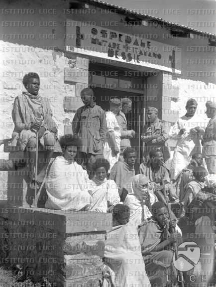 Gruppo di indigeni attende davanti all'ingresso dell'ospedale militare ... Gruppo di indigeni attende davanti all'ingresso dell'ospedale militare ...