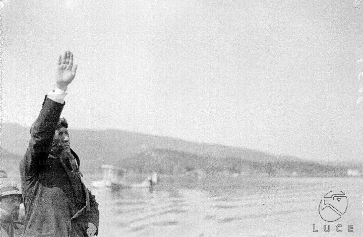 Mussolini, in tenuta da aviatore, col braccio teso nel saluto fascista ... Mussolini, in tenuta da aviatore, col braccio teso nel saluto fascista ...
