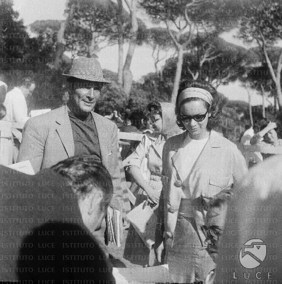 Fausto Tozzi e Lea Massari colti tra la folla durante la Caccia al 2000 - Archivio storico ...