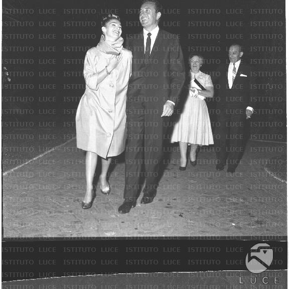 Vic Damone con i suoi genitori e Anna Maria Pierangeli - totale - Fondo VEDO - Scheda ...